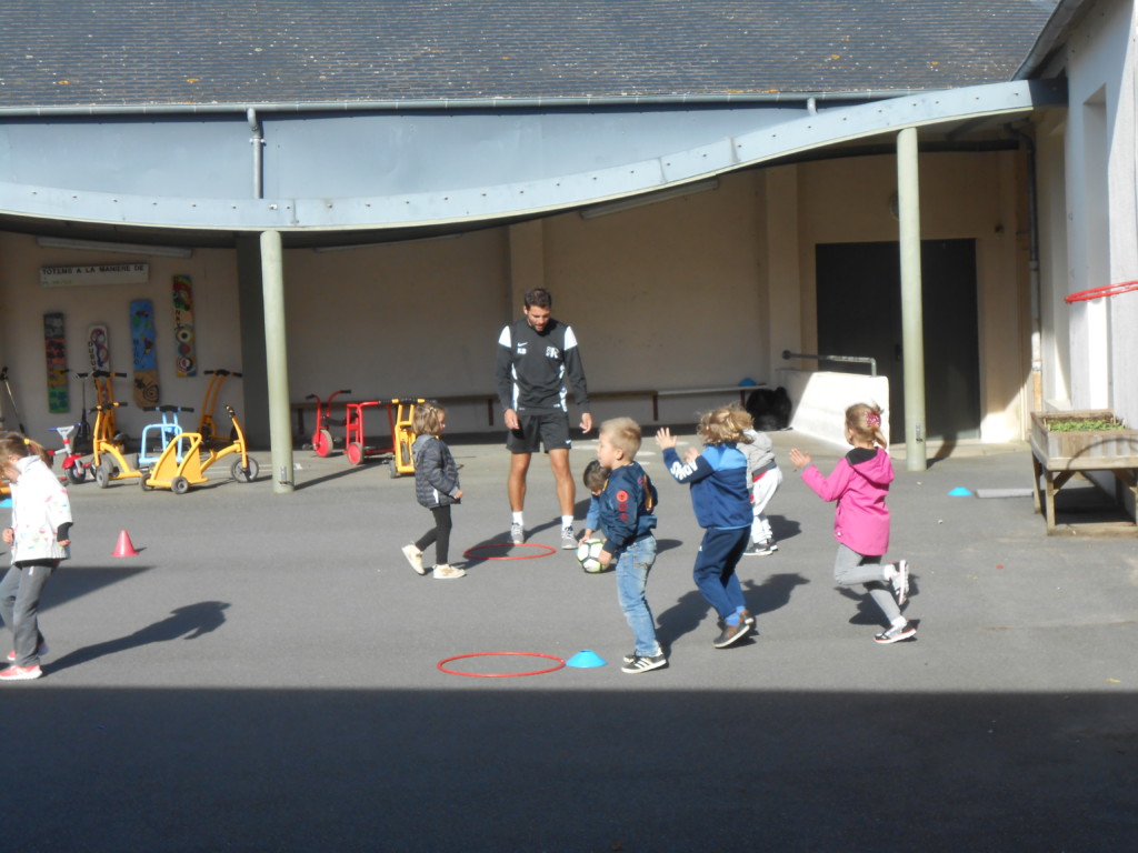 Le cycle FOOT maternelle recommence ! Youpi ! – Ecole Sainte Marie Réaumur